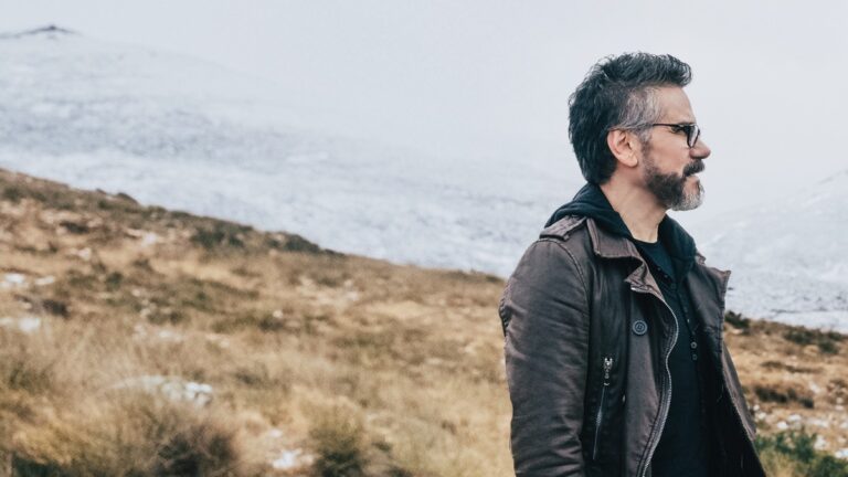 Jesús Adrián Romero lanza el disco "El cielo aún espera"