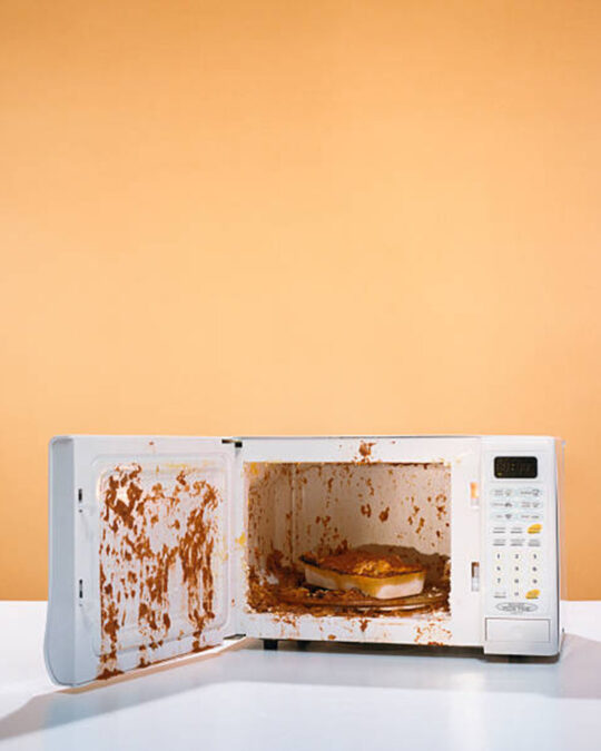 Cómo limpiar el interior de un microondas - UnoTV