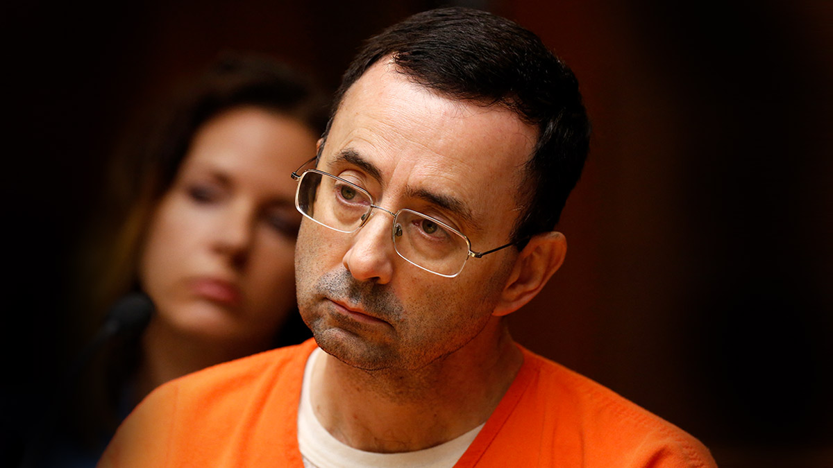 Larry Nassar, médico acusado por abusar de gimnastas en EU, apuñalado ...