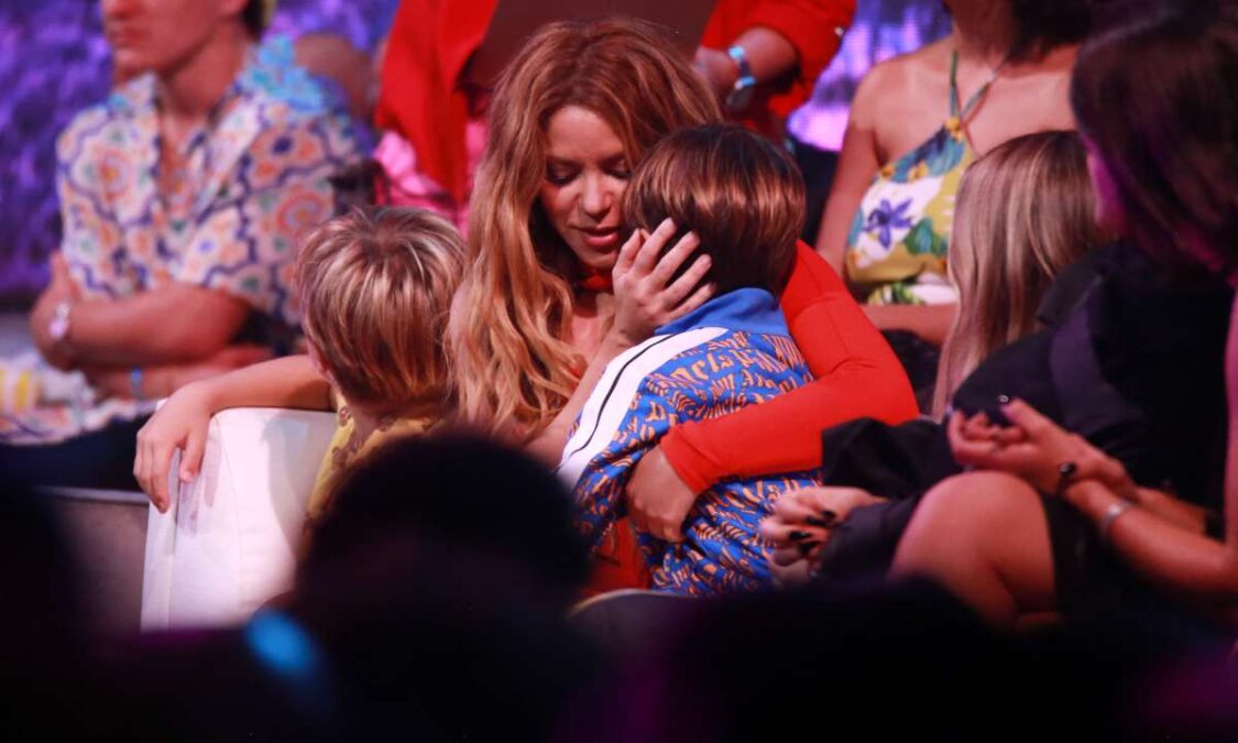 Shakira y su poderoso discurso junto a sus hijos Milan y Sasha en los Premios Juventud 2023