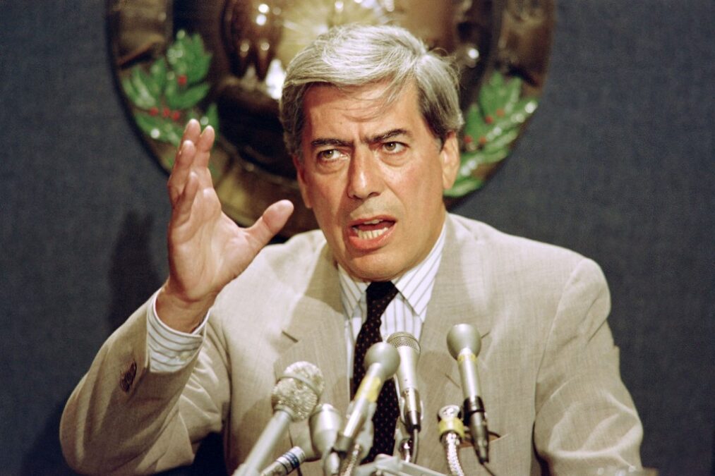 Mario Vargas Llosa recibe alta tras ser internado por COVID-19