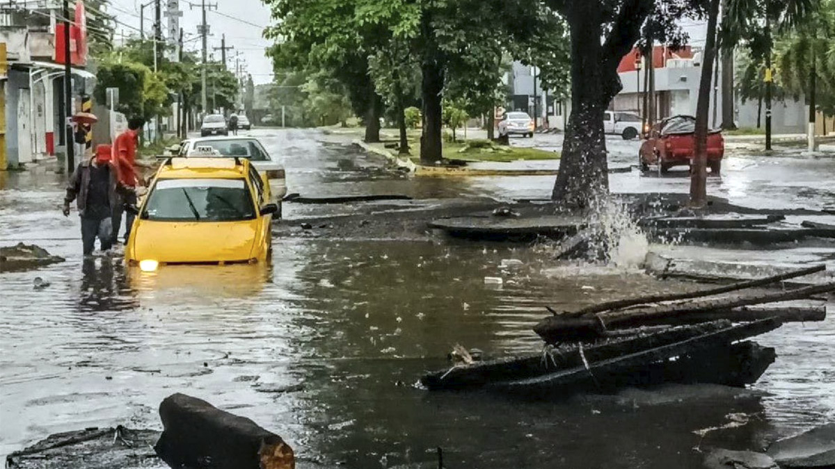 Desbordamientos y socavones: imágenes de daños tras lluvias en Colima ...