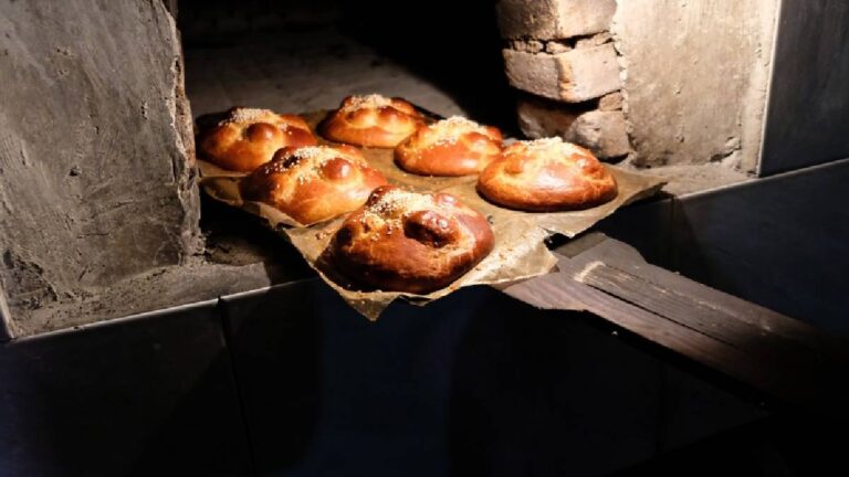 Pan de muerto negro, un manjar mexicano inspirado en el maíz y el ...