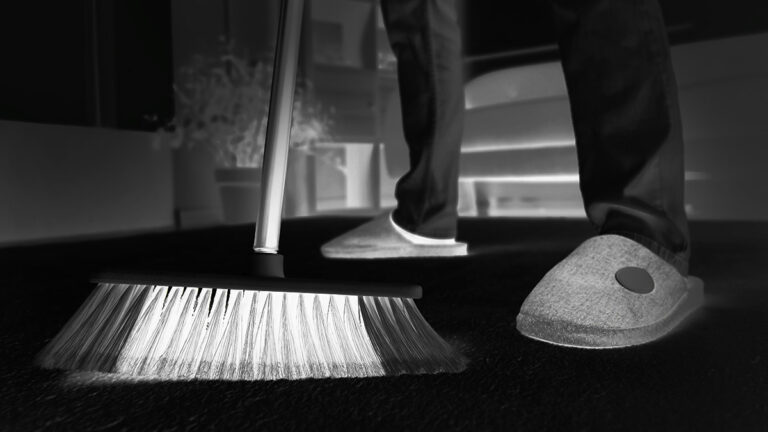 Por qué se dice que es malo barrer de noche - UnoTV