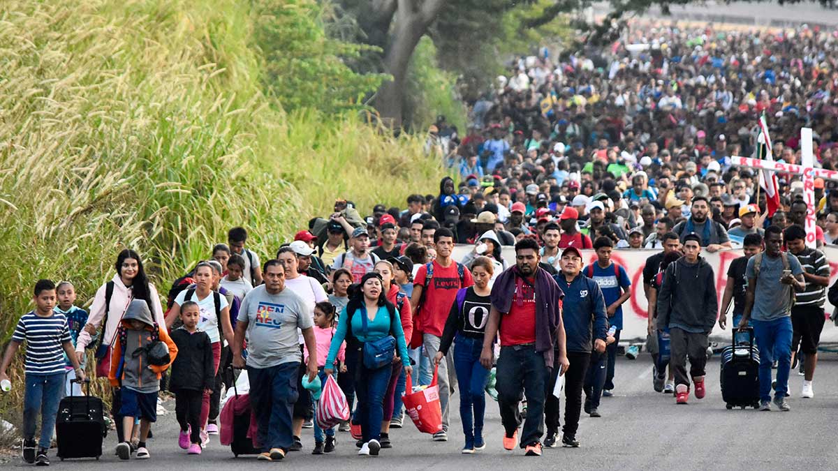 Migrantes se enfrentan a empujones y golpes en su travesía hacia EU - UnoTV