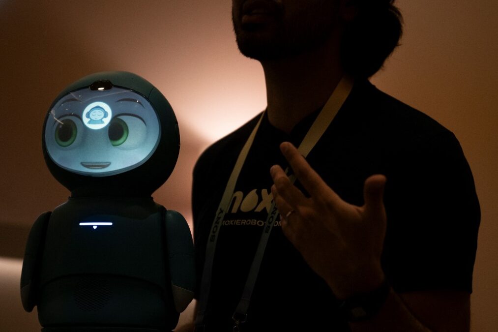 Moxie en el CES 2024: el robot con IA que interactúa con los niños