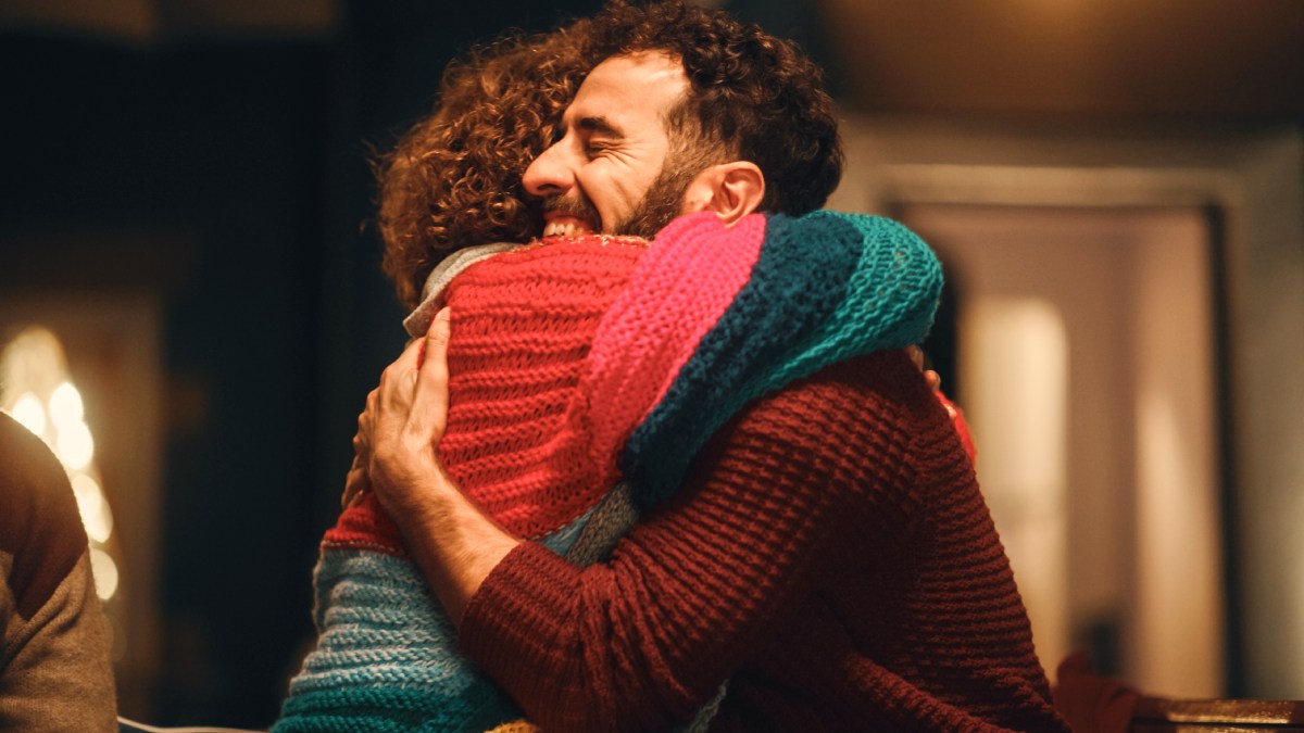 Los beneficios de abrazar para la salud: experto - UnoTV