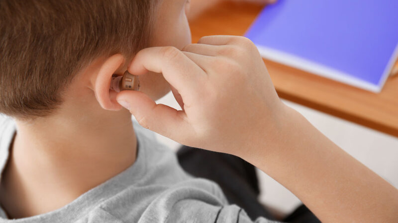 Niño sordo escucha por primera vez tras innovador tratamiento - UnoTV