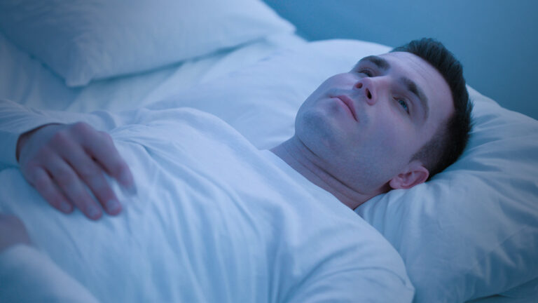 ¿Por qué algunas personas duermen con los ojos abiertos? - UnoTV