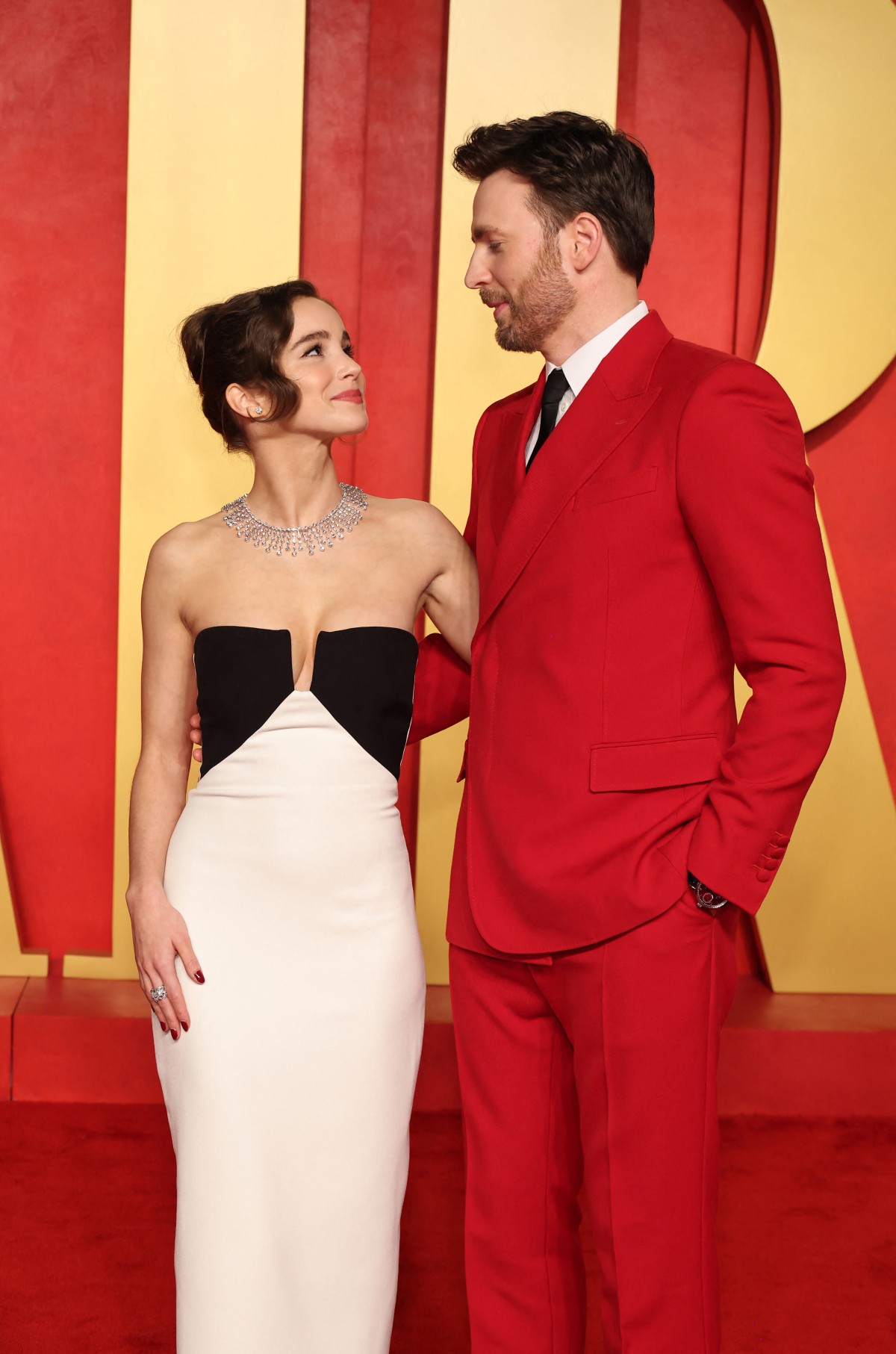 Chris Evans y Alba Baptista en el Oscar - UnoTV