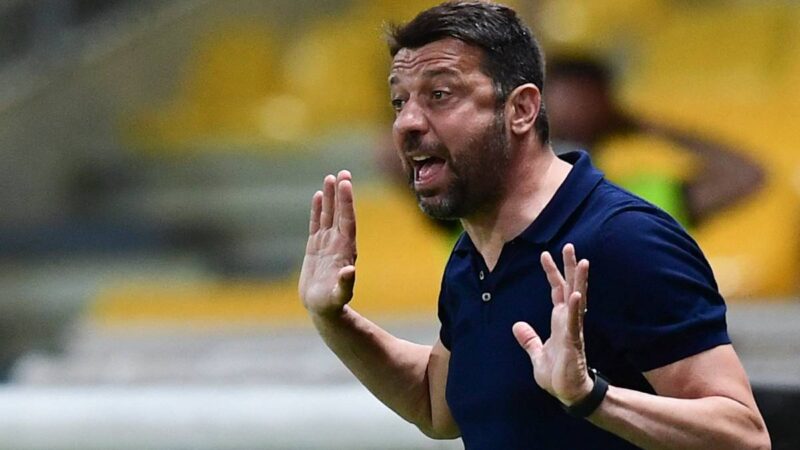 D'Aversa, director técnico de Lecce da cabezazo a delantero de Verona ...