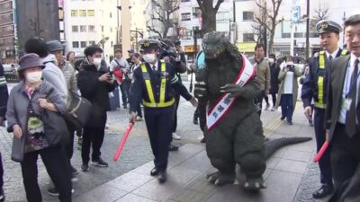 Godzilla se convierte en policía de Tokio por un día - UnoTV