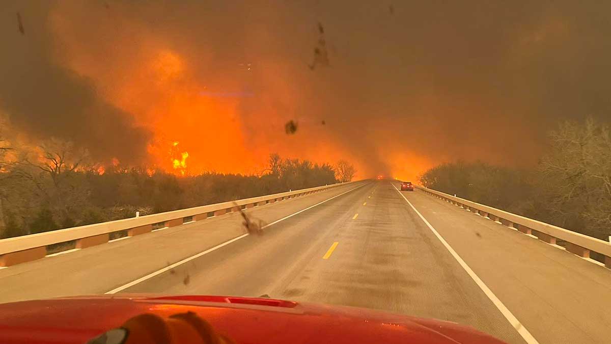 Suman 2 muertos por el mayor incendio forestal de la historia de Texas - UnoTV