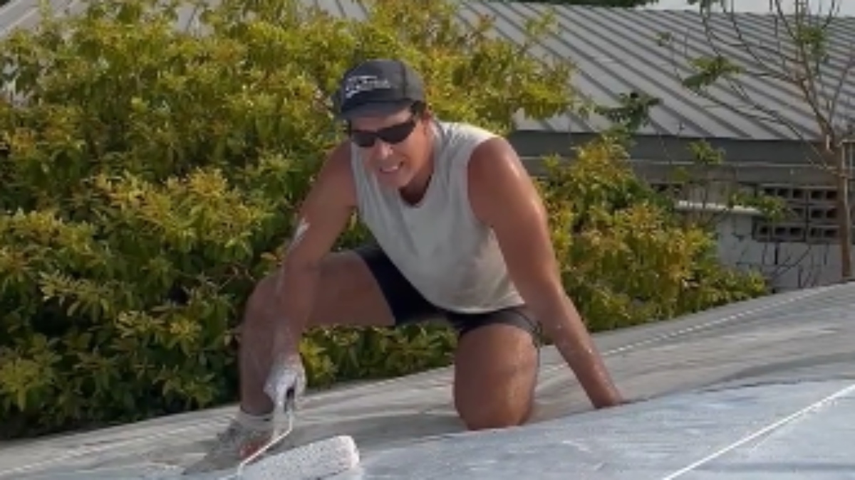 Raúl Osorio reaparece impermeabilizando techos - UnoTV