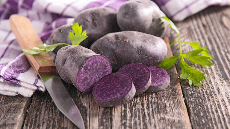 La papa de color morado; conoce sus beneficios y propiedades - UnoTV