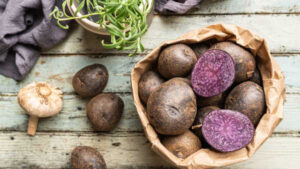 La papa de color morado; conoce sus beneficios y propiedades - UnoTV