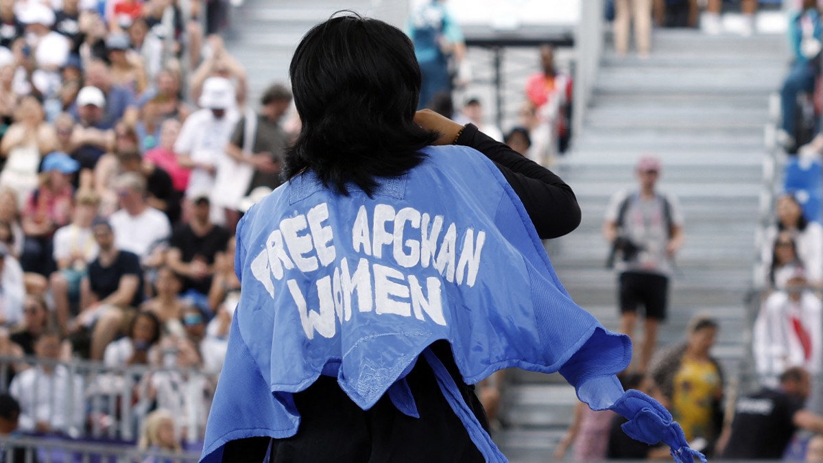 Descalifican a competidora afgana en Paris 2024 por "mensaje político ...