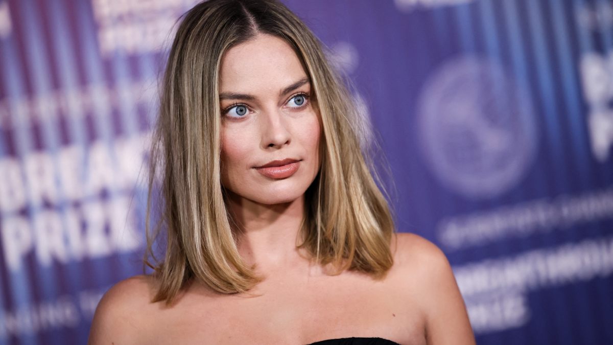 Imágenes: Margot Robbie presume su embarazo en playa de Italia - UnoTV
