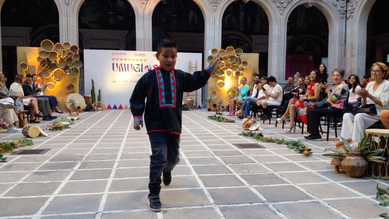 Rarámuris modelan trajes típicos en pasarela Umugí Súmi - UnoTV