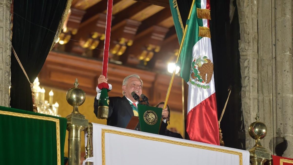 AMLO da Grito de la Independencia en el Zócalo - UnoTV