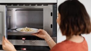 ¿Es peligroso recalentar la comida? La forma correcta de hacerlo - UnoTV