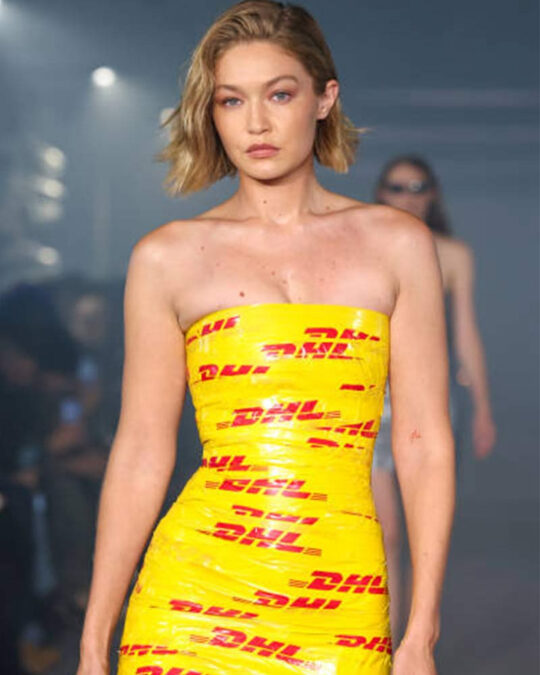 Gigi Hadid desfila con un vestido de cinta de DHL en Paris Fashion Week ...