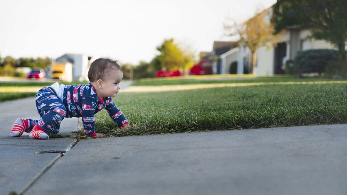 Coche esquiva a bebé gateando en calles de García, Nuevo León - UnoTV
