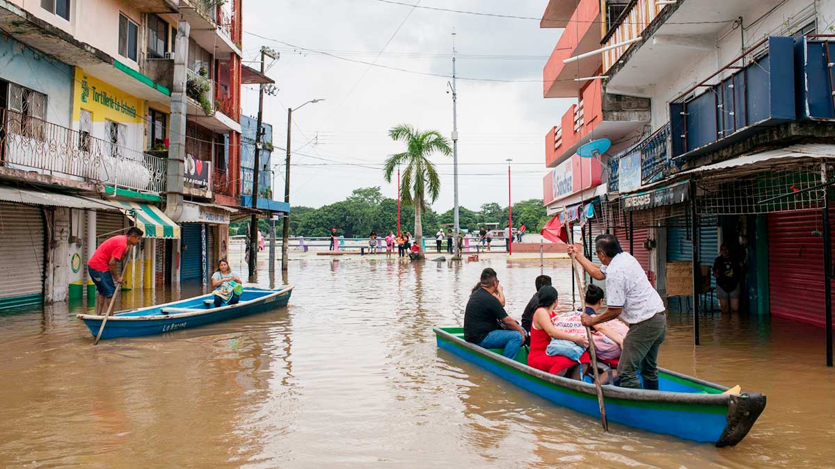 Desbordamiento del río Coatzacoalcos inundan calles en Minatitlán - UnoTV
