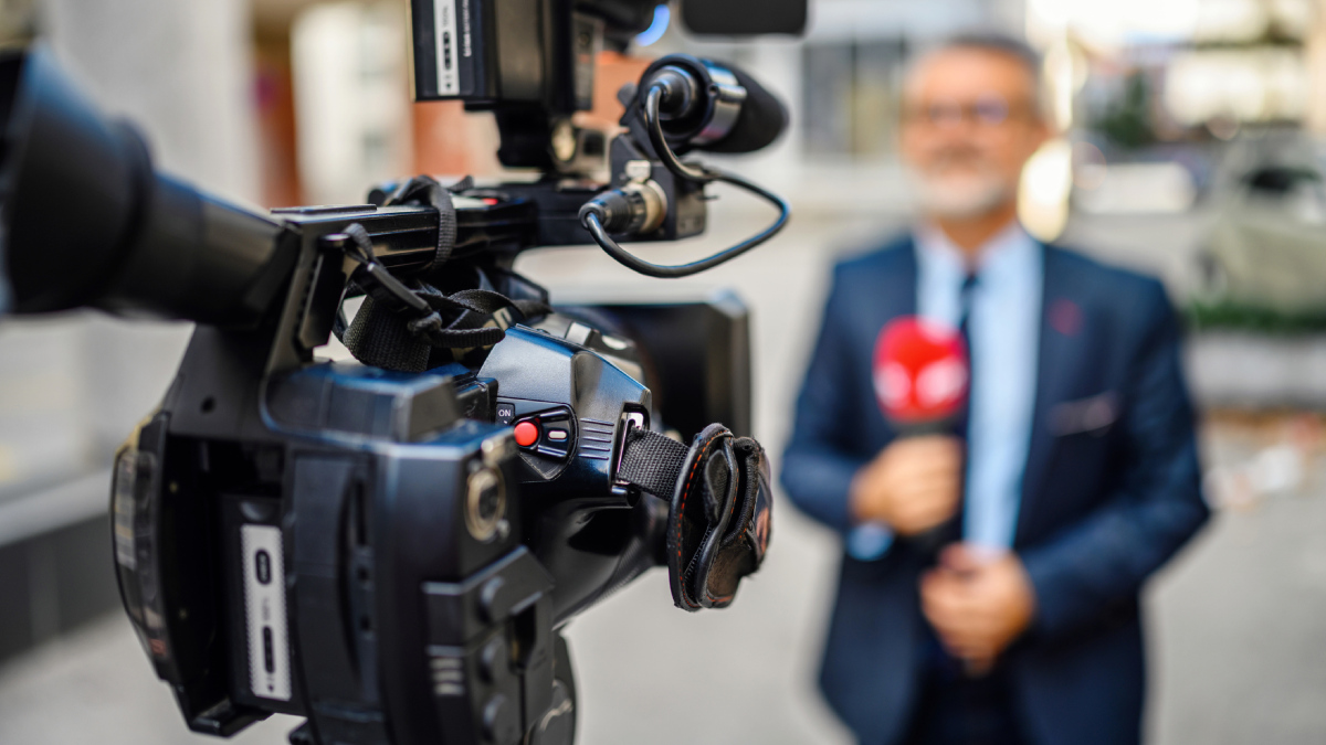 Cristian se va!”: reportero queda atrapado dentro de camión de ...