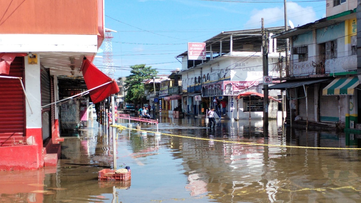 Se desborda el río Coatzacoalcos en Minatitlán; agua entra por el ...