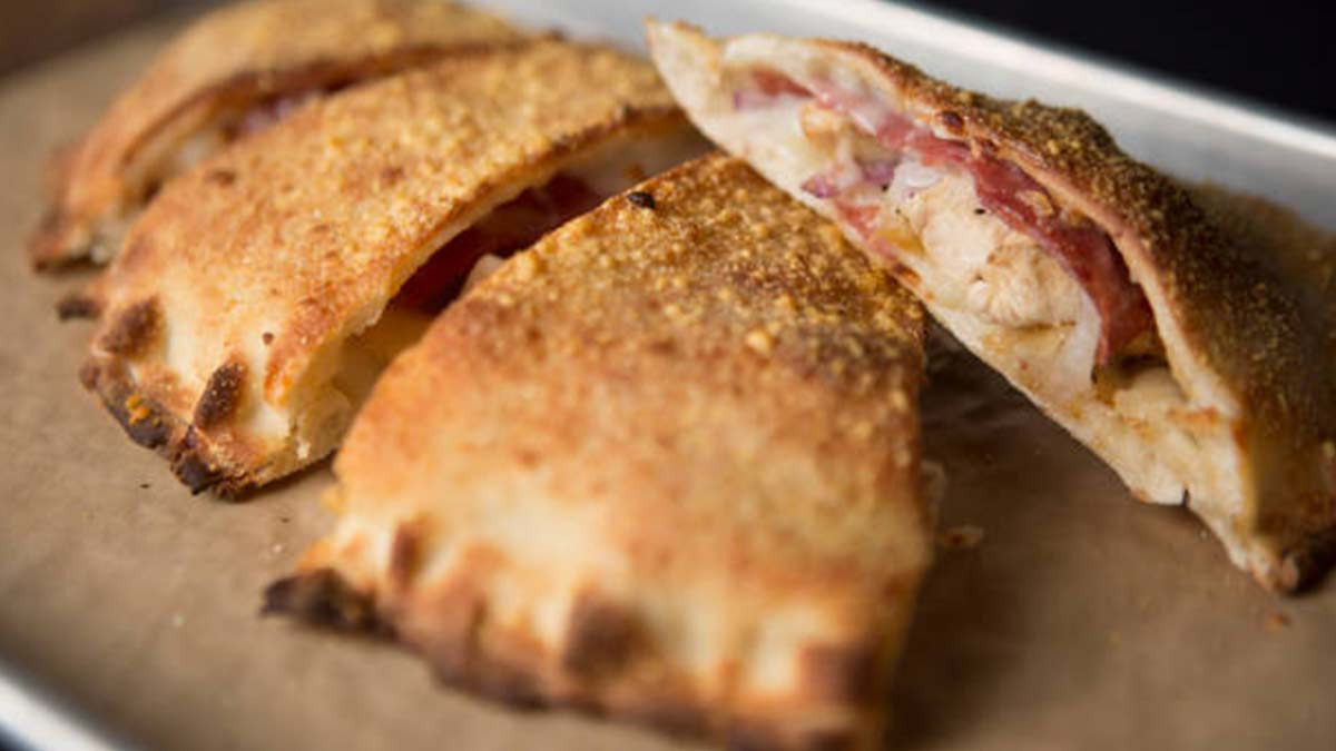 Calzone, cuál es la historia de este platillo italiano y cómo se ...