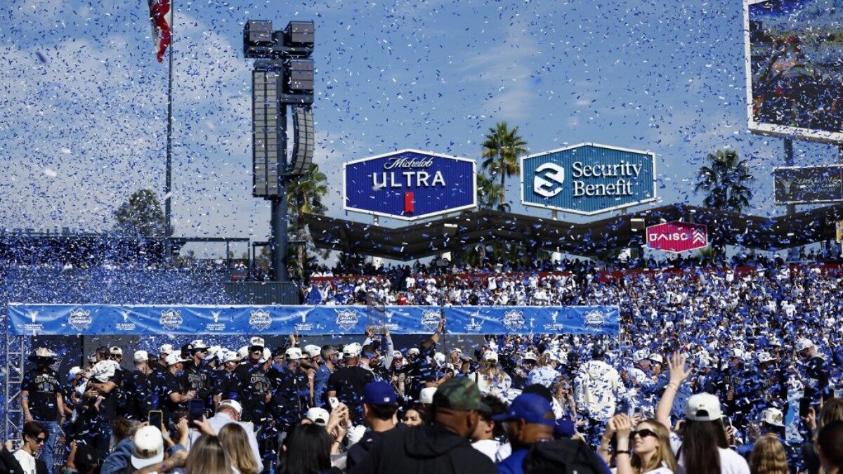 Fan de Dodgers se vuela la mano tras explosión de petardo: video - UnoTV