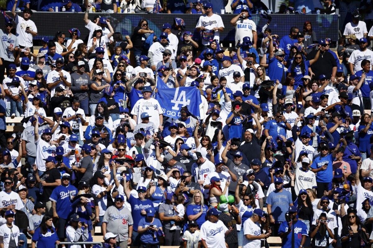 Fan de Dodgers se vuela la mano tras explosión de petardo: video - UnoTV