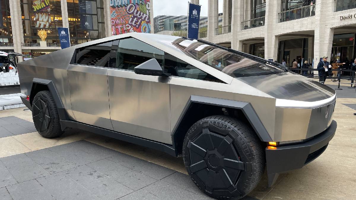 No sale con “polish”: chocan lujosa Cybertruck, de más de 2 mdp, contra casa, en la Miguel ...