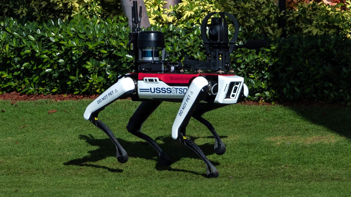 Perro Robot del Servicio Secreto vigila casa de Trump - UnoTV