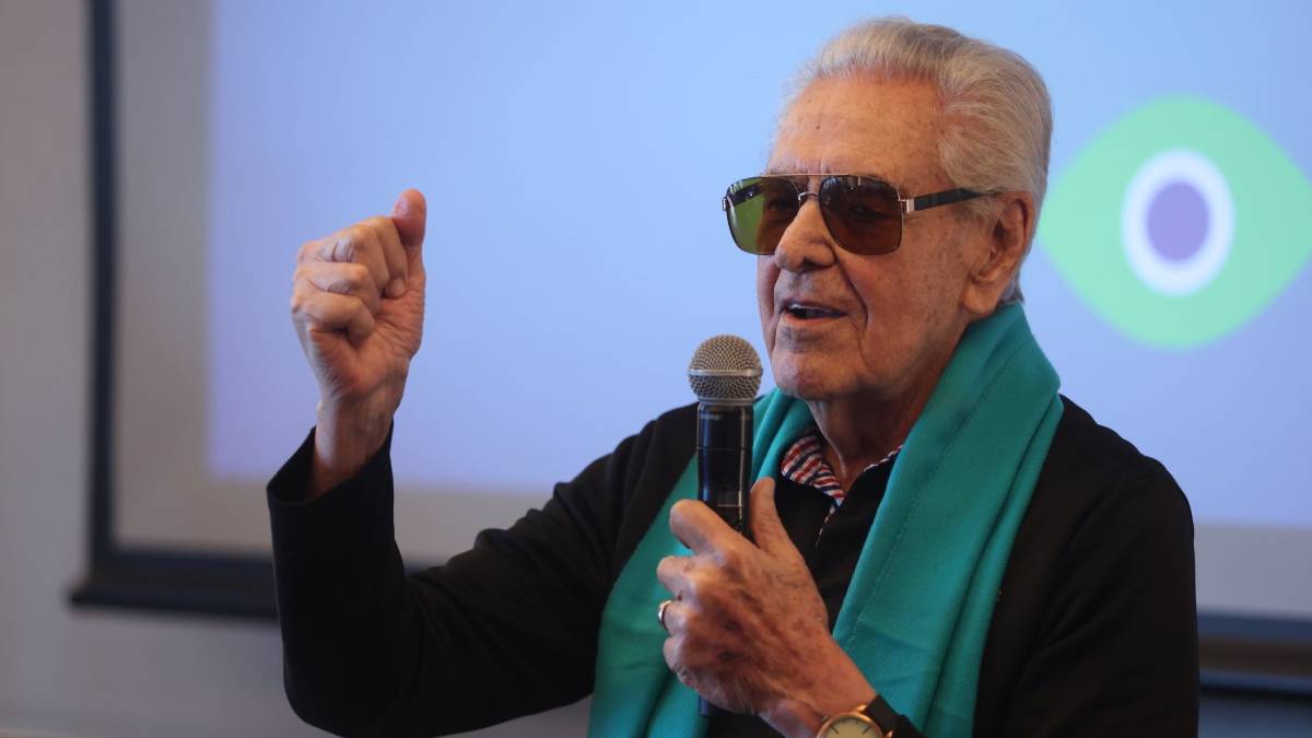 ¡Le sacó brillo al piso! Eric del Castillo sorprende con baile a sus 90 ...