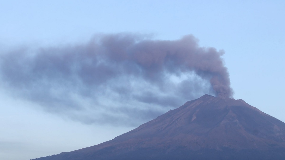 Volcán Popocatépetl lanza fumarola; ceniza podría caer en estos 5 ...