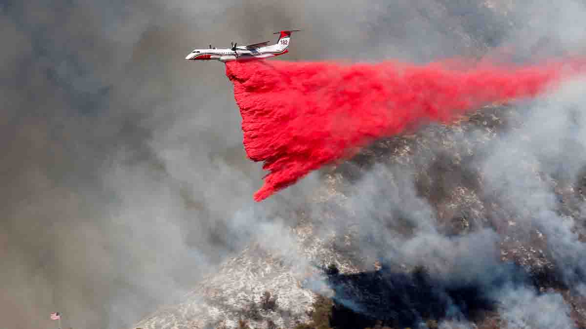 ¿Qué es el polvo rosa con el que se combaten los incendios en Los ...