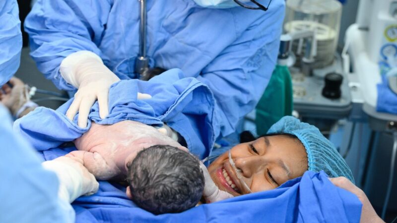 ¡Es niño! Nace el primer bebé del 2025 - UnoTV