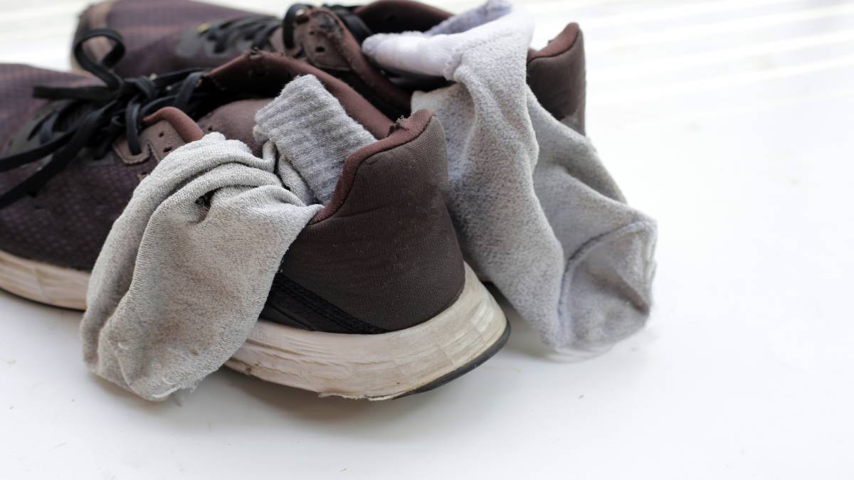 Formas de eliminar el mal olor en los tenis - UnoTV
