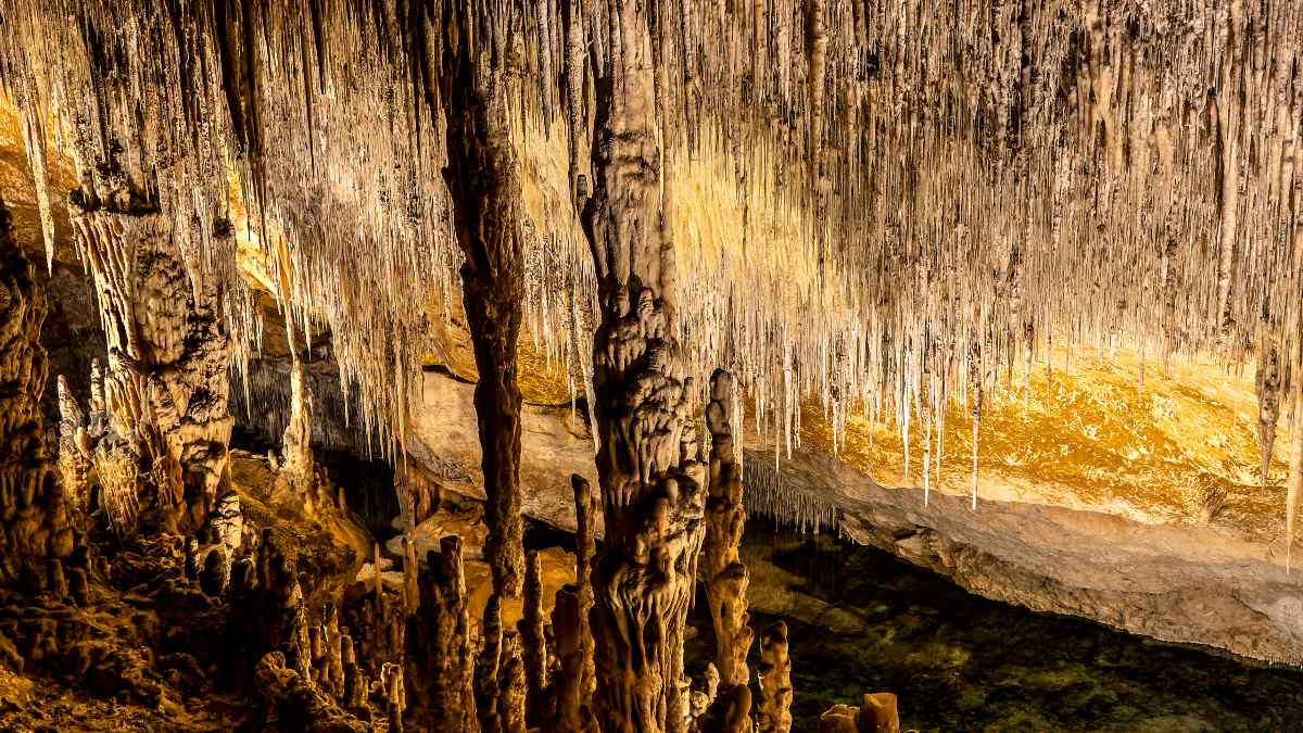 ¡Una joya natural! Descubren cueva virgen con estalactitas en Agua ...