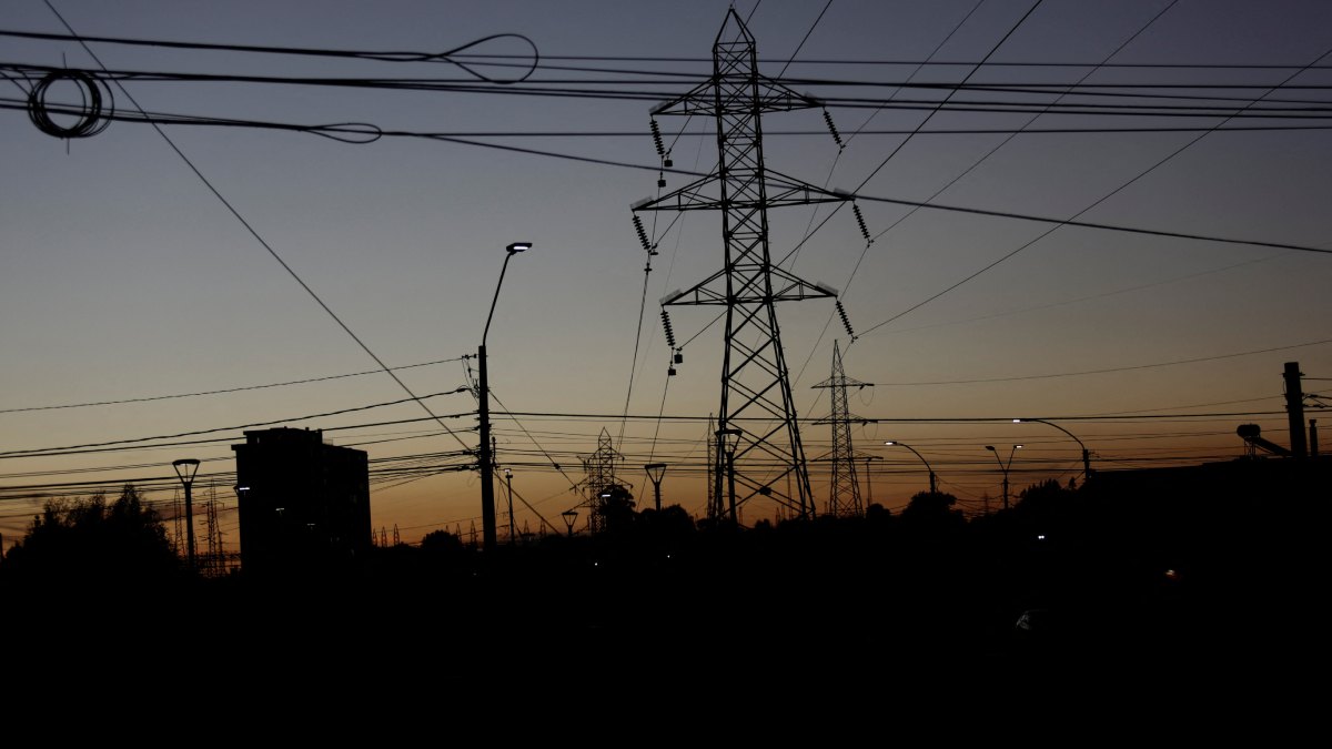 Se registra apagón masivo en Chile; impone estado de excepción y toque ...
