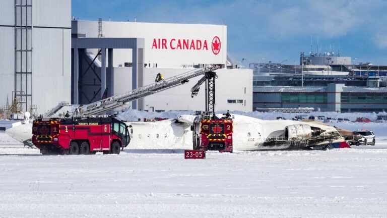 Avión de Delta Air Lines se accidenta y vuelca en el Aeropuerto ...