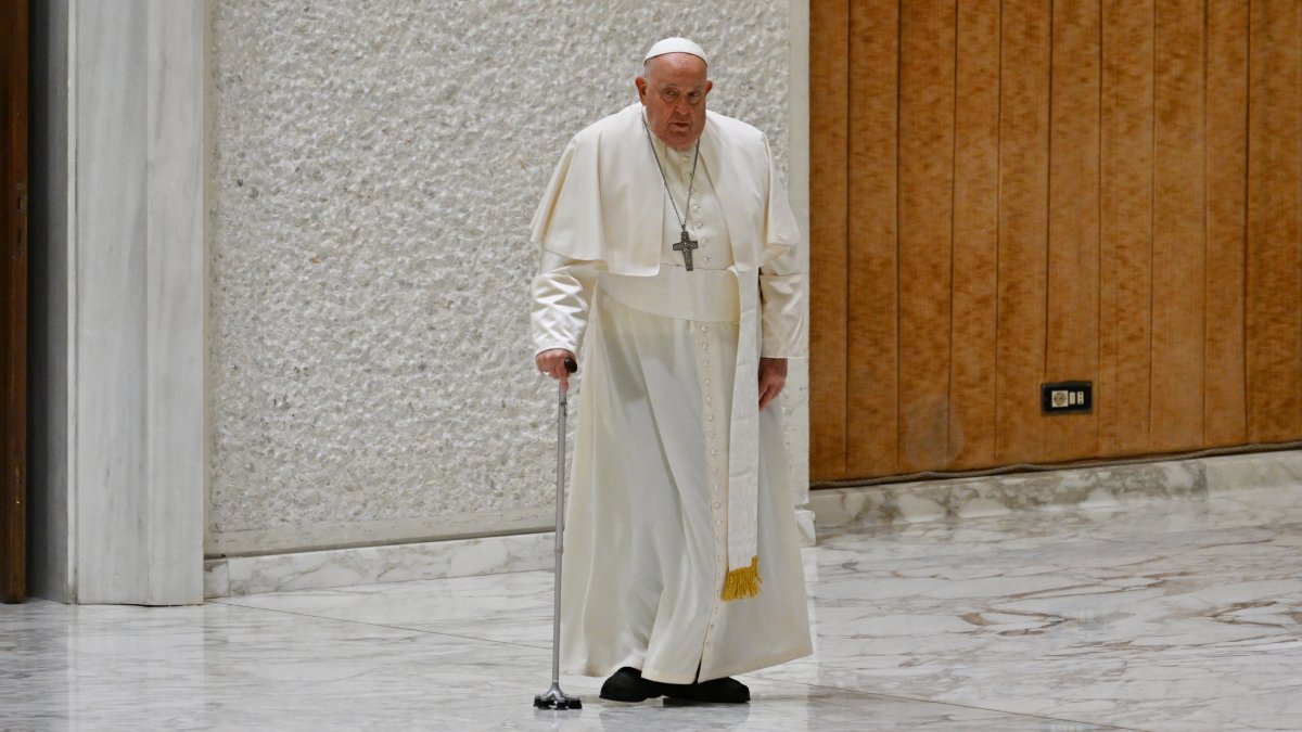 Papa Francisco cumple una semana hospitalizado por neumonía - UnoTV