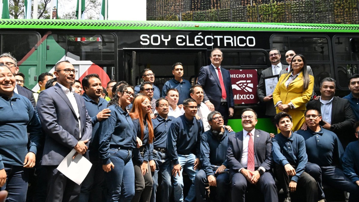 El autobús eléctrico "Taruk", creado y fabricado en el país, recibe el ...