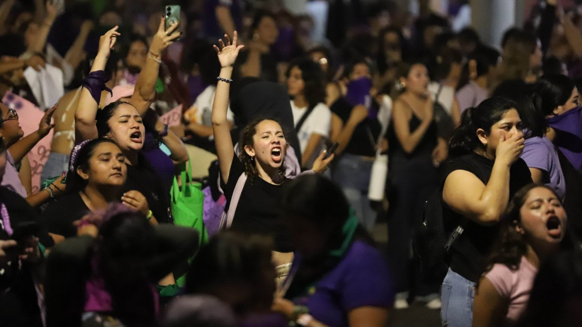 Manifestantes del 8M coinciden con boda en Mérida; "cuídala, cuídala ...