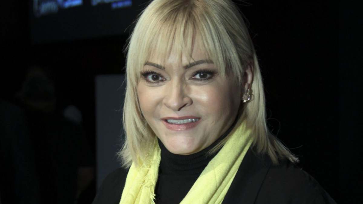 Rocío Banquells sufrió aparatosa caída en el escenario; ¿detuvo su ...