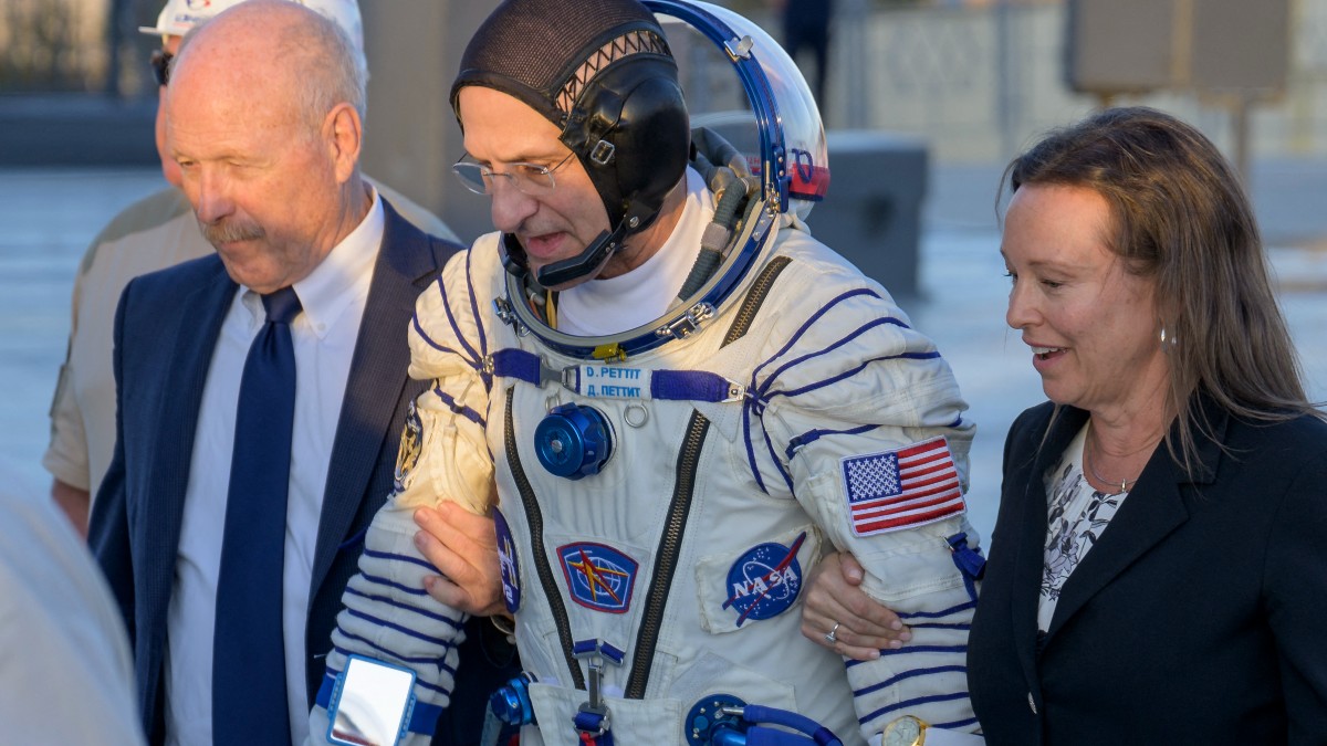 Regreso histórico: aterriza nave con astronauta de 70 años - UnoTV