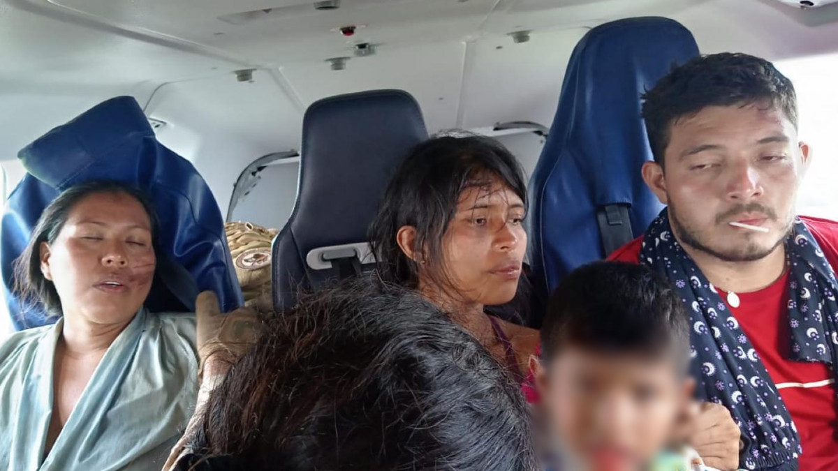 Avioneta cae a pantano y 5 personas sobreviven entre caimanes - UnoTV