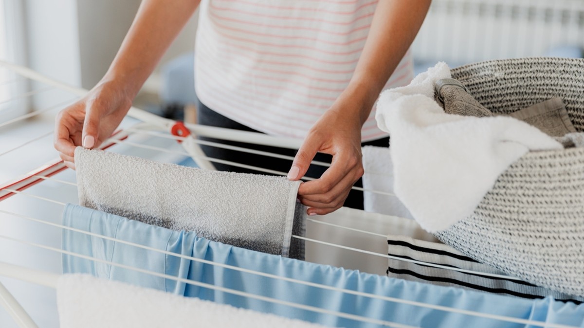 Truco para colgar la ropa dentro de casa para que se seque rápido y sin ...